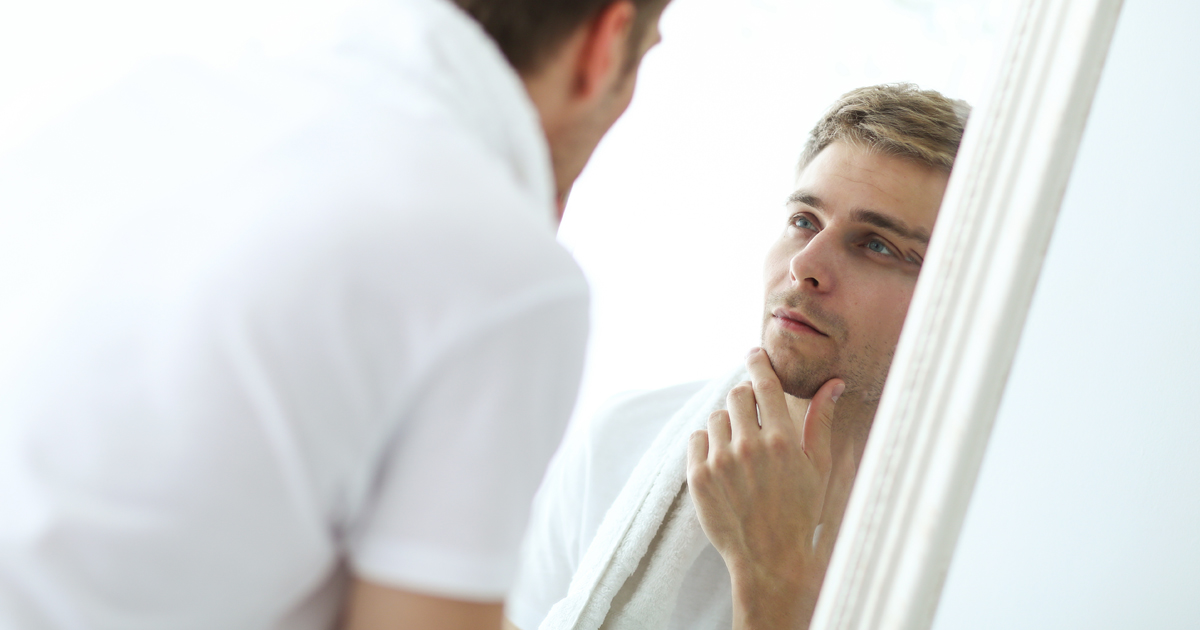 Points noirs au menton : causes, prévention, solution